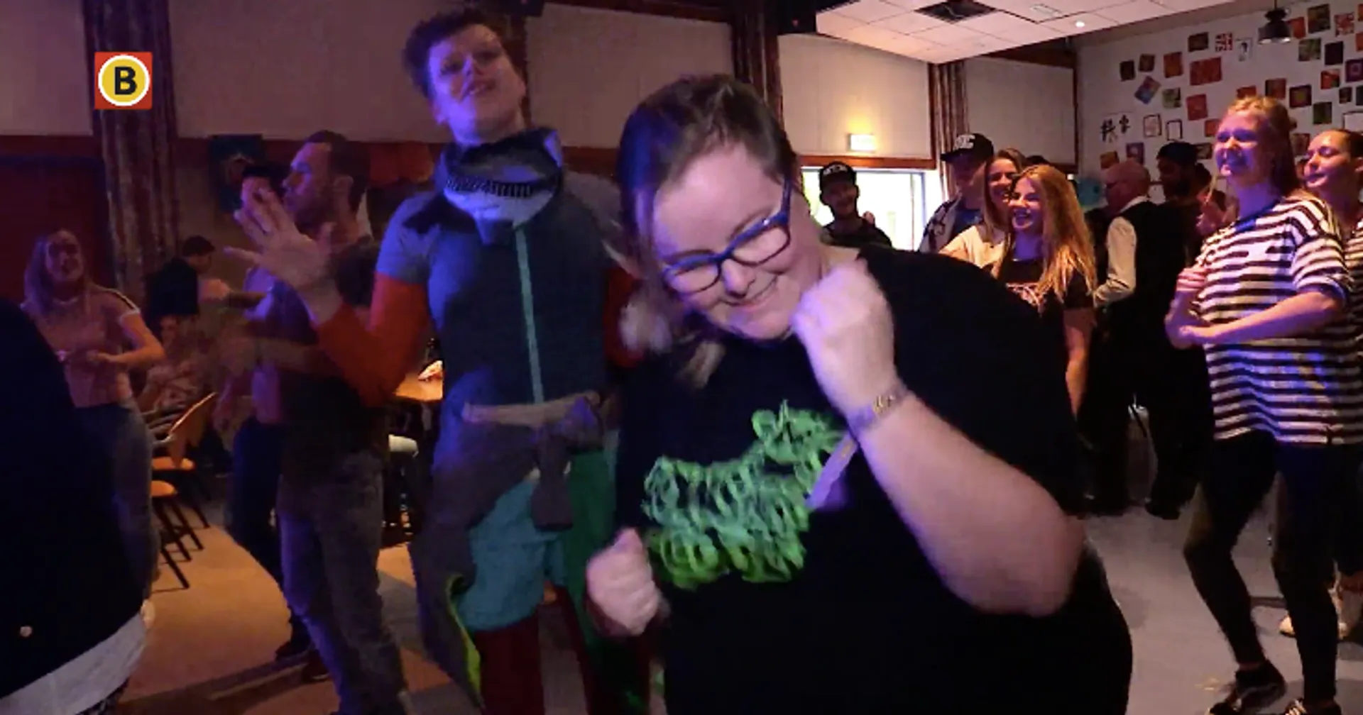 Verstandelijk gehandicapte hardcorefans gaan lekker op eigen ‘mini ...